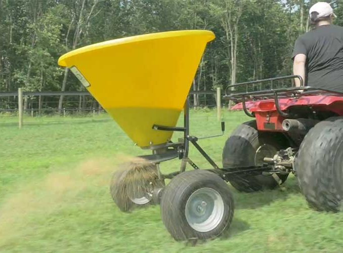 Buying Guide for Tow-Behind Broadcast Spreaders - GardenHugs.com